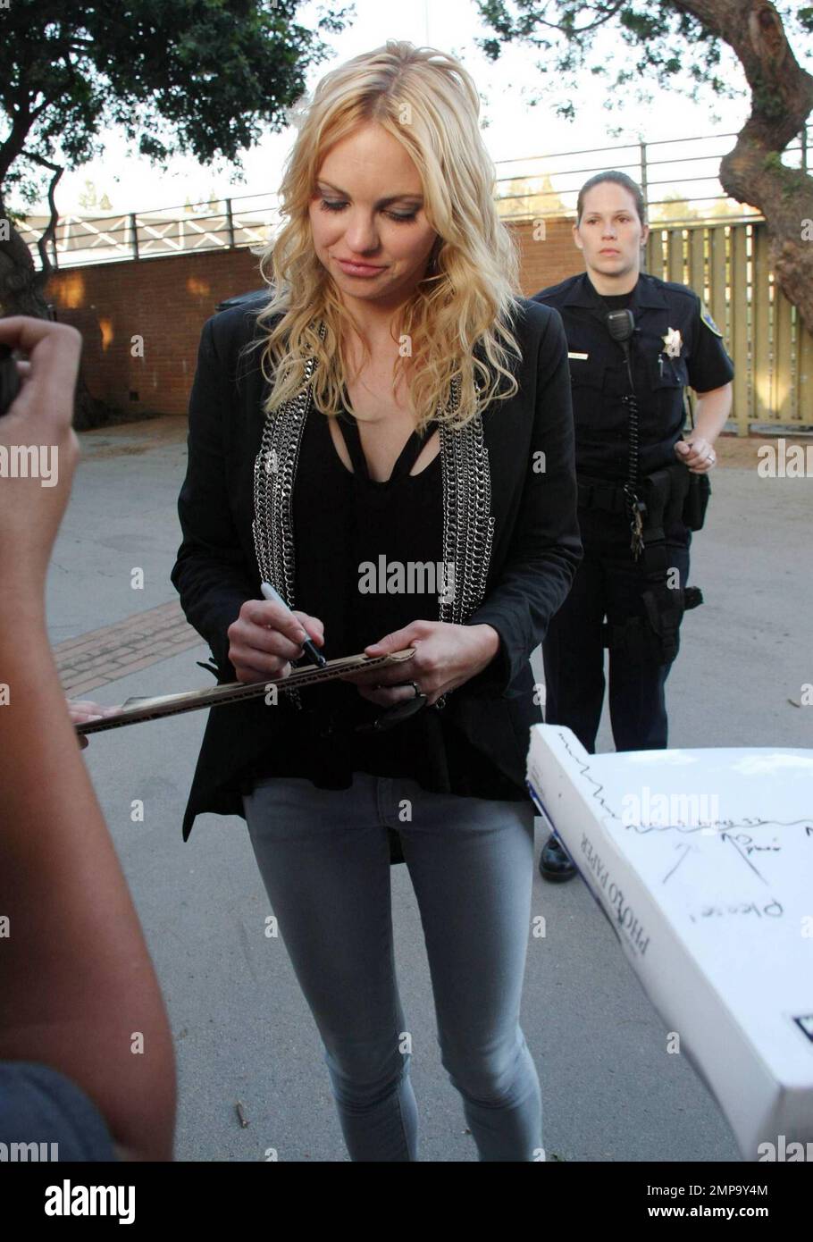 EXCLUSIVE!! Anna Faris signs autographs at the Kids Choice Awards in ...