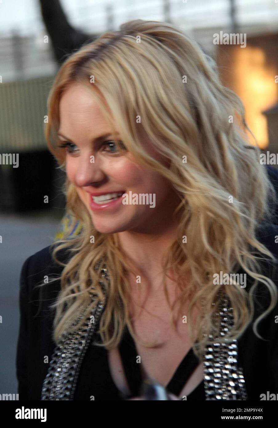 EXCLUSIVE!! Anna Faris signs autographs at the Kids Choice Awards in ...