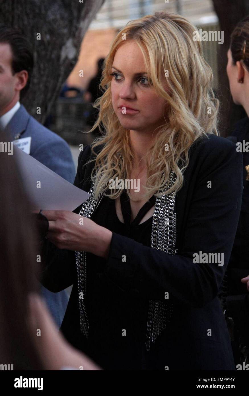 EXCLUSIVE!! Anna Faris signs autographs at the Kids Choice Awards in ...