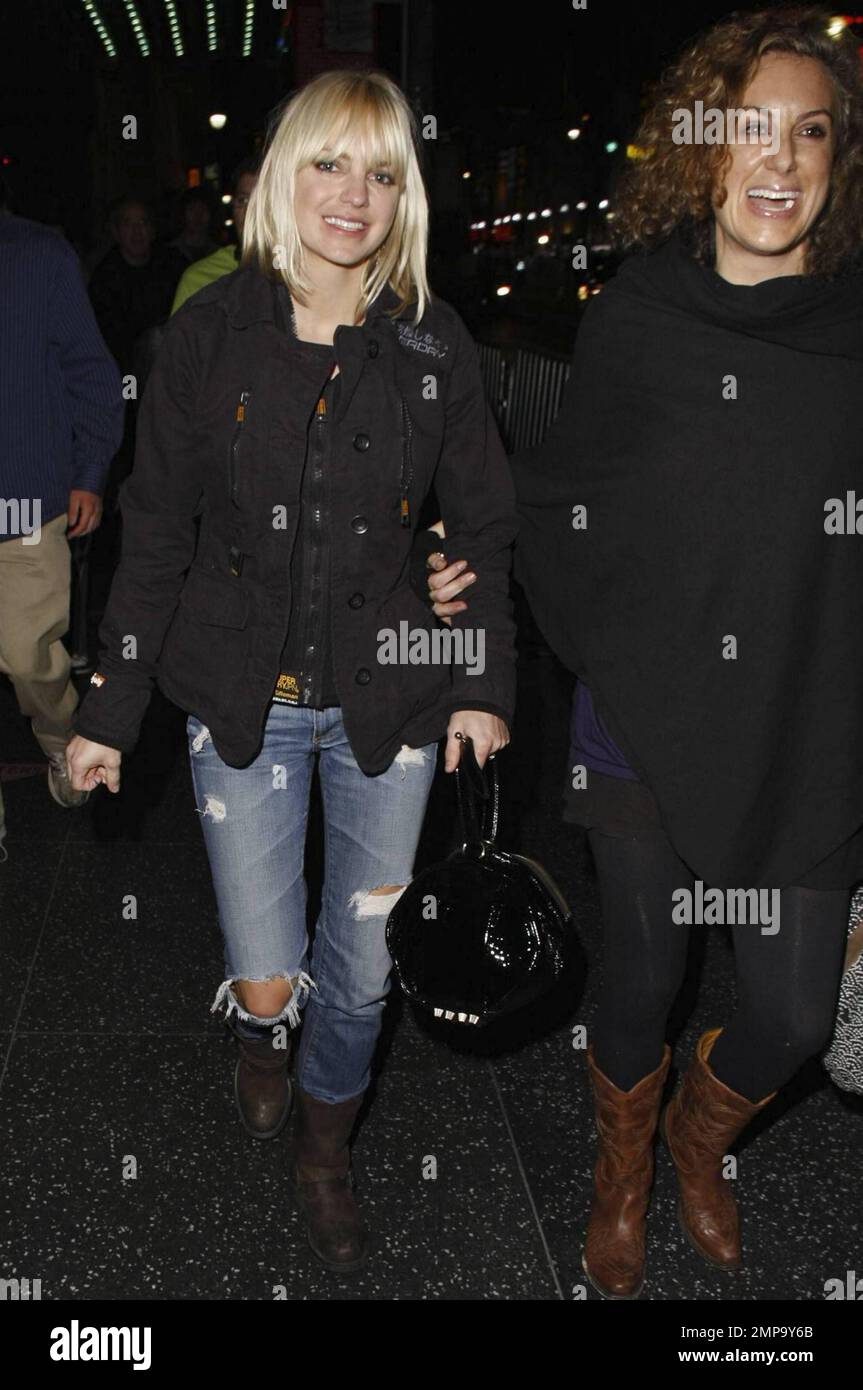 Anna Faris is all smiles as she strolls with her mother Karen along ...