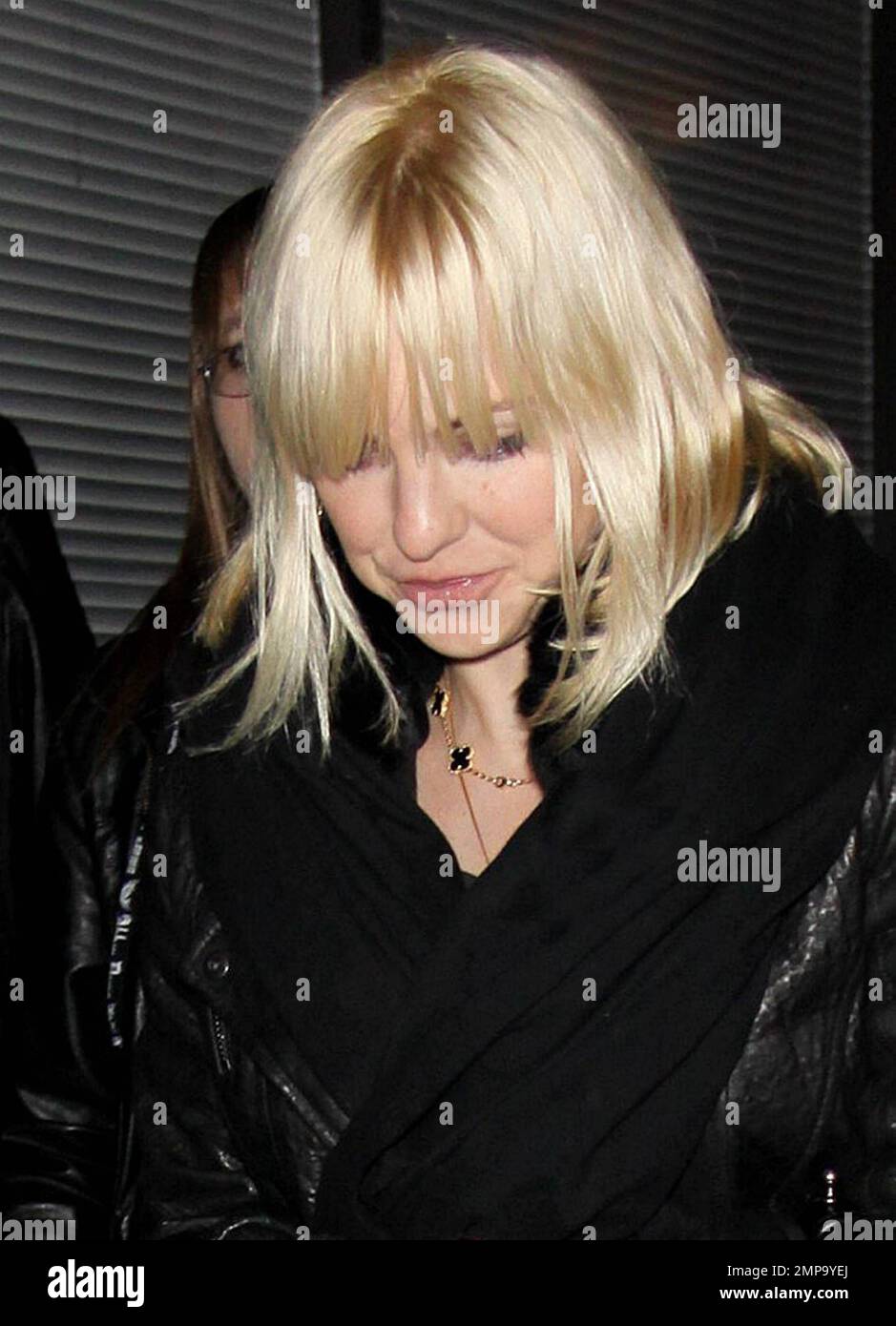 Actress Anna Faris keeps her head down but still can't help show off ...