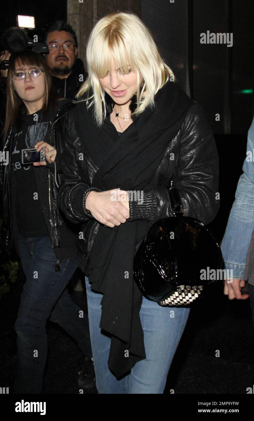 Actress Anna Faris keeps her head down but still can't help show off ...