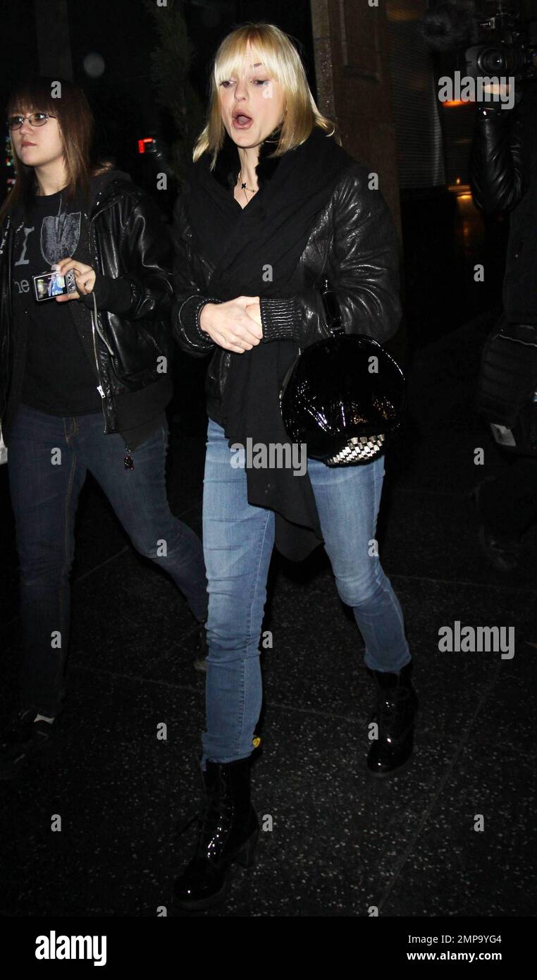 Actress Anna Faris keeps her head down but still can't help show off ...