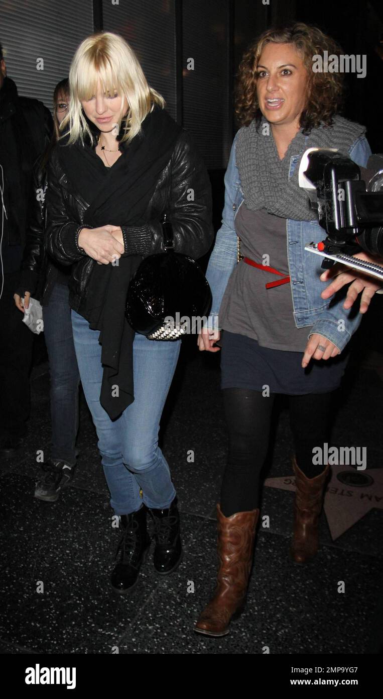 Actress Anna Faris keeps her head down but still can't help show off ...