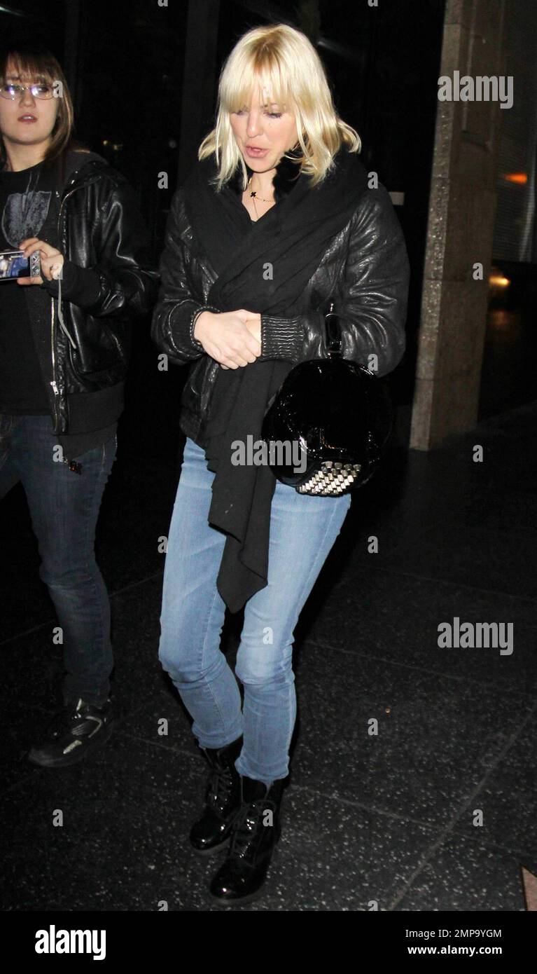 Actress Anna Faris keeps her head down but still can't help show off ...