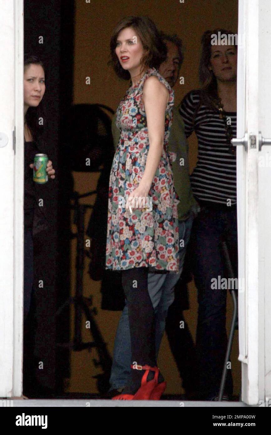 Exclusive!! British actress, Anna Friel, got picture perfect for a ...