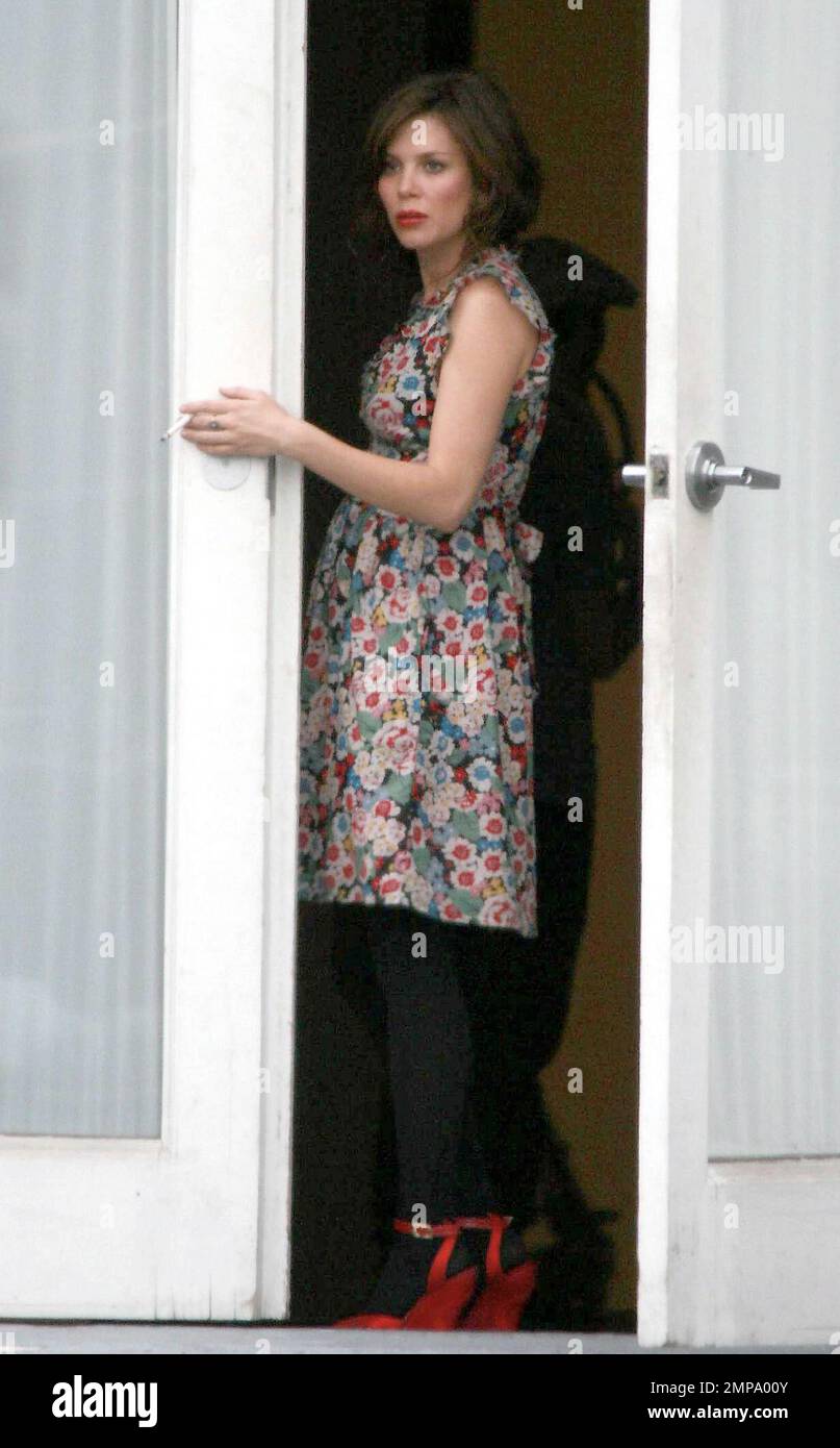 Exclusive!! British actress, Anna Friel, got picture perfect for a ...