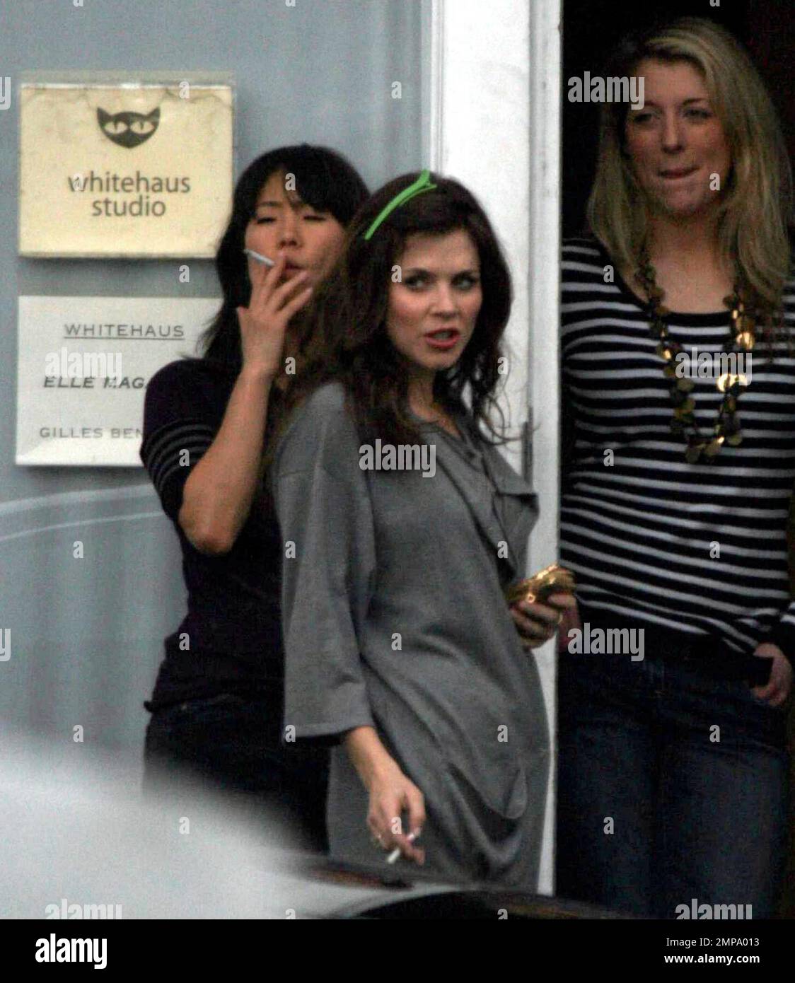 Exclusive!! British actress, Anna Friel, got picture perfect for a ...