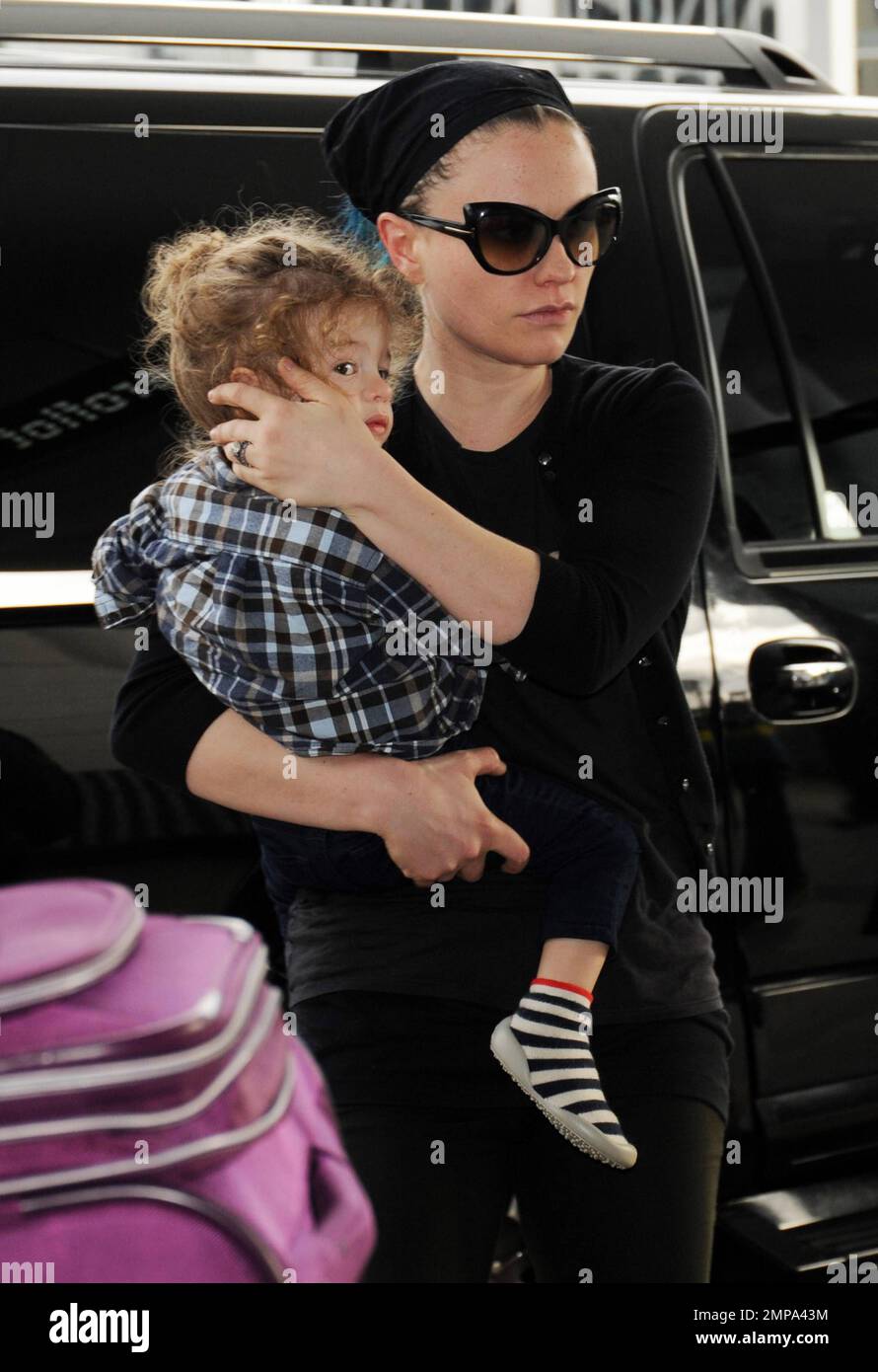 Anna Paquin and Stephen Moyer with twins Charlie and Poppy at LAX ...