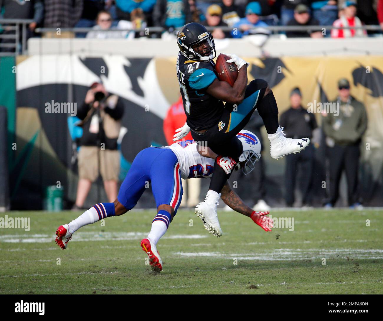 Jacksonville Jaguars running back Leonard Fournette (27) makes a ...