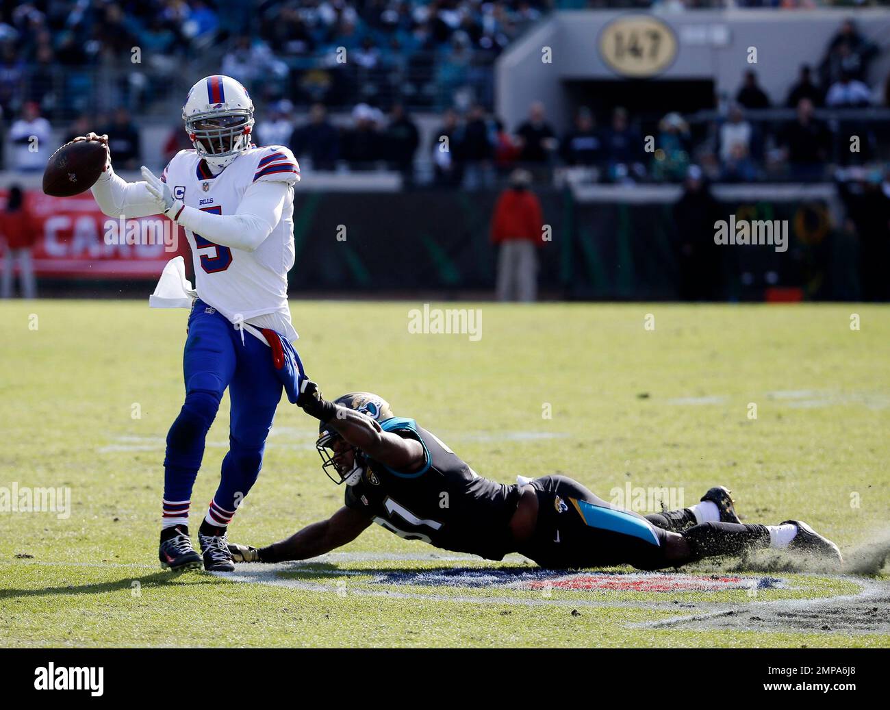 Jacksonville Jaguars defensive end Yannick Ngakoue, right, tries to ...