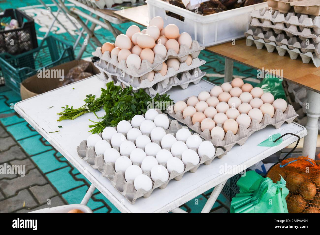 Organic eggs sold at the market outside Stock Photo - Alamy