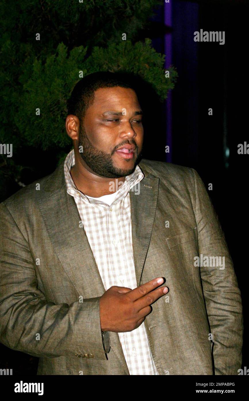 Exclusive!! Anthony Anderson leaves his Manhattan hotel with a group of ...