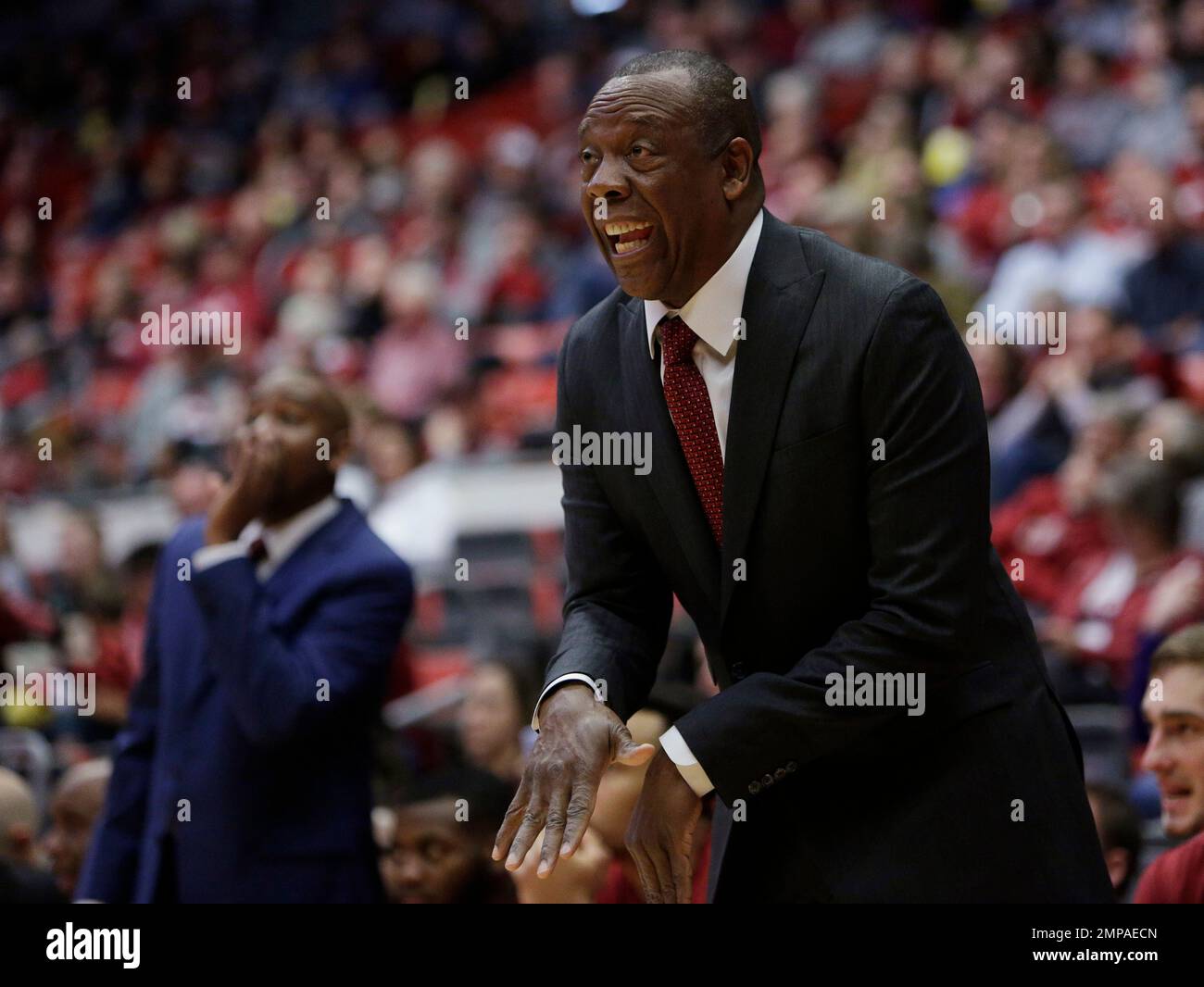 Washington State head coach Ernie Kent directs his team during the ...