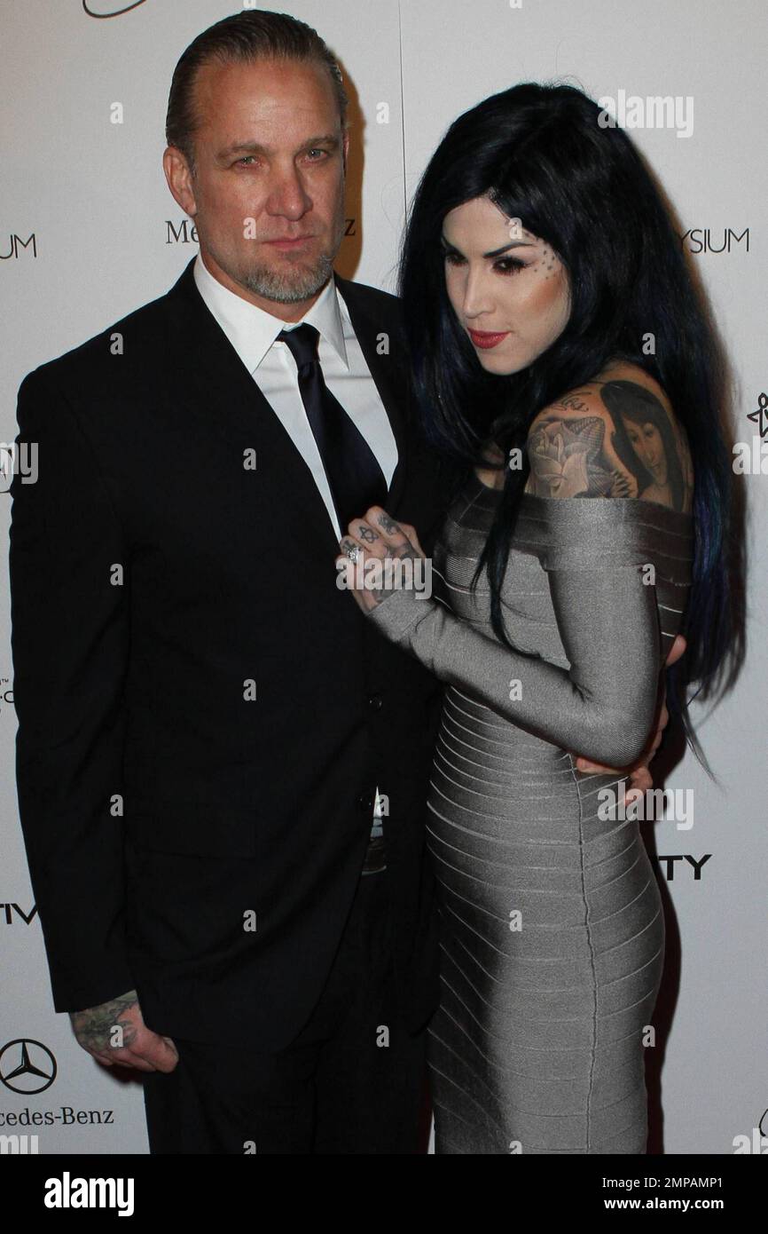 Jesse James, ex-husband of Sandra Bullock, is openly affectionate with ...