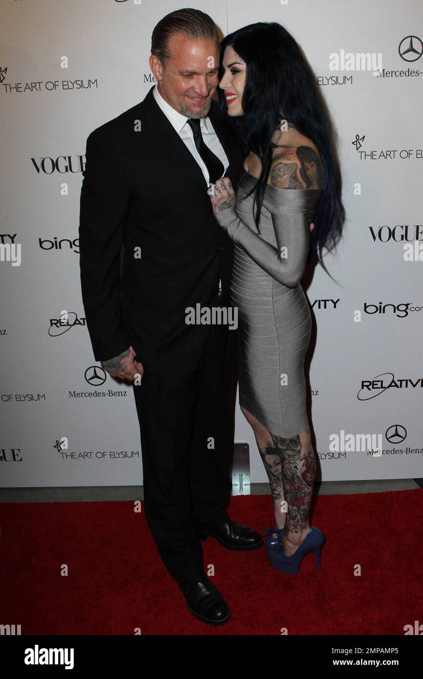 Jesse James, ex-husband of Sandra Bullock, is openly affectionate with ...