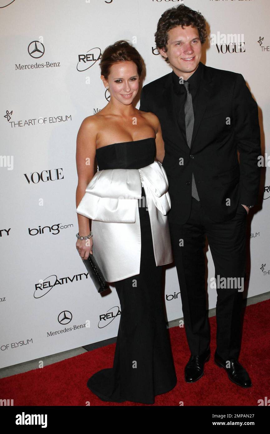 Jennifer Love Hewitt and boyfriend Alex Beh on the red carpet at the ...