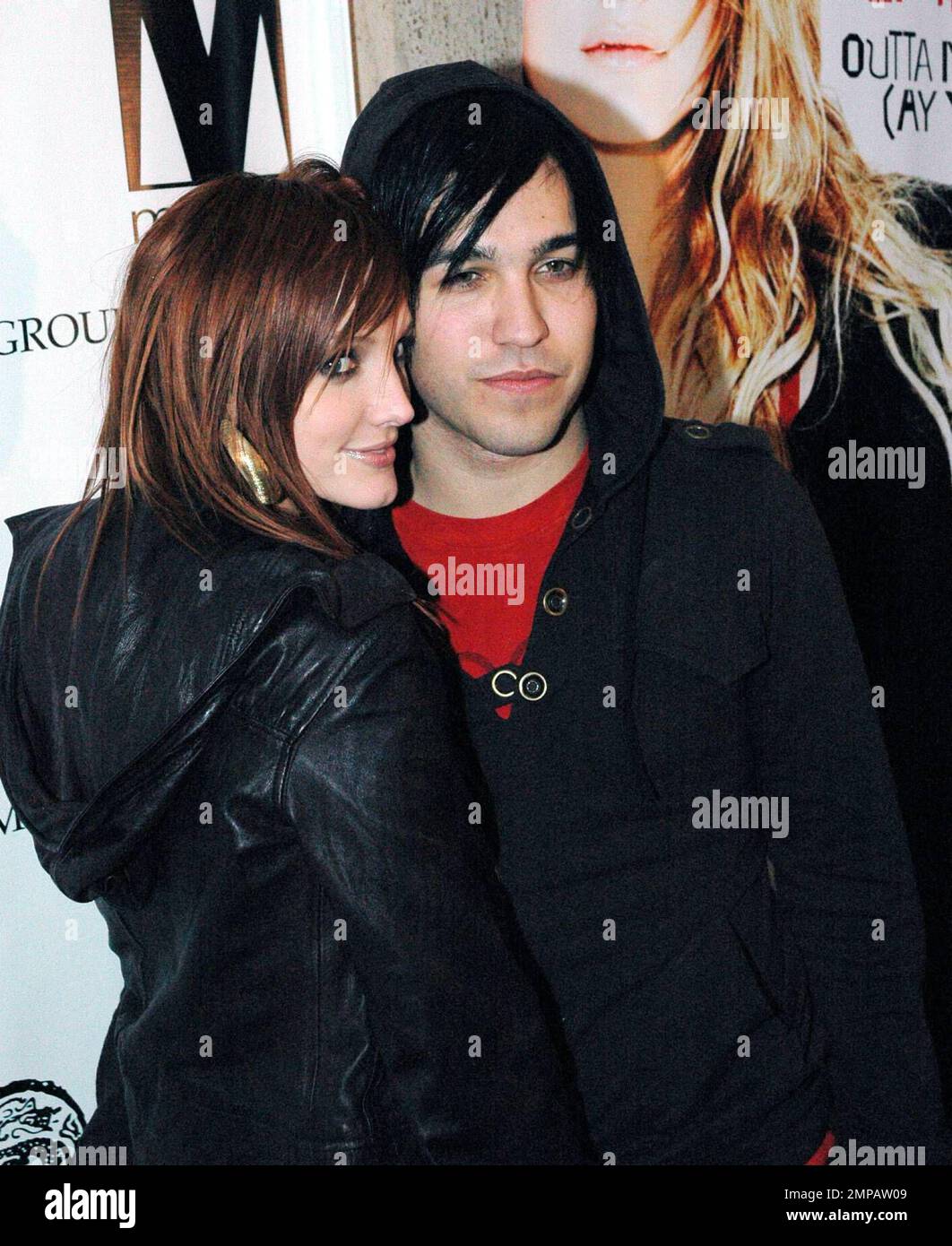 Pop couple Ashlee Simpson and boyfriend Pete Wentz pose together on the ...