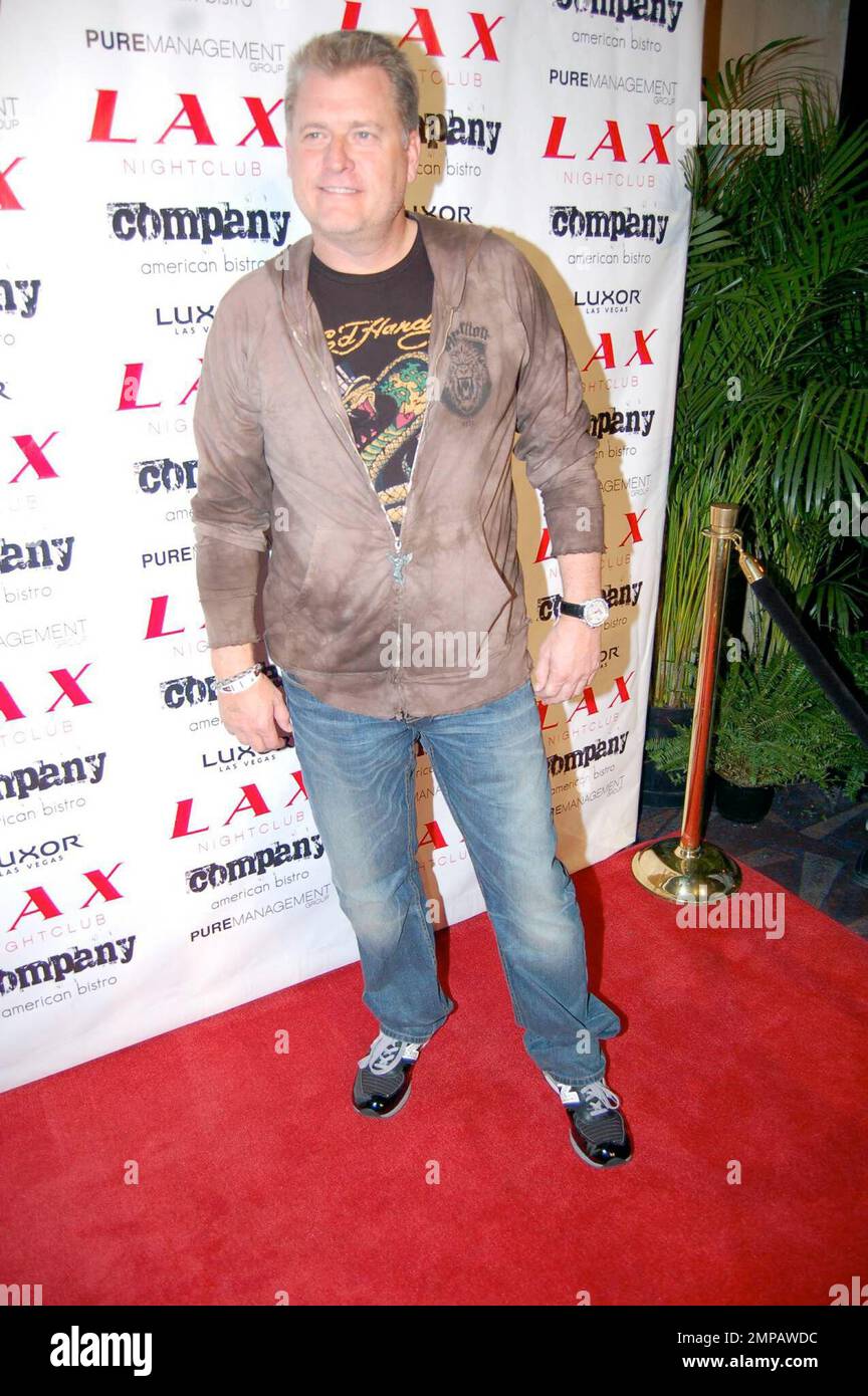 Ashlee Simpson, Pete Wentz and Ashlee's father, Joe Simpson, arrive at ...