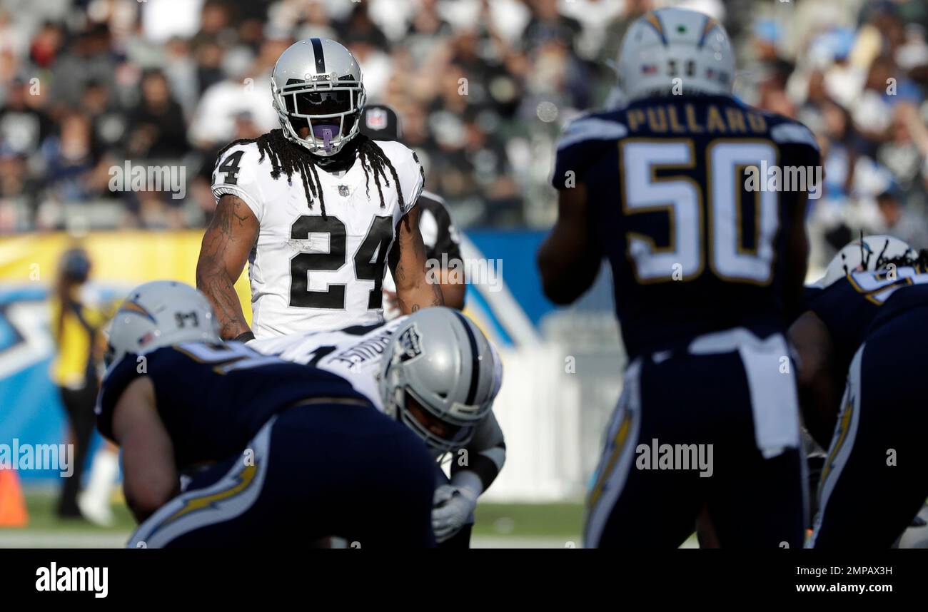 Oakland Raiders running back Marshawn Lynch (24) lines up against Los ...