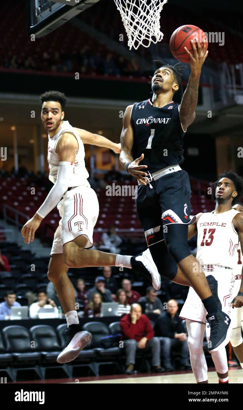 Cincinnati guard Jacob Evans (1) goes to the basket followed by Temple ...
