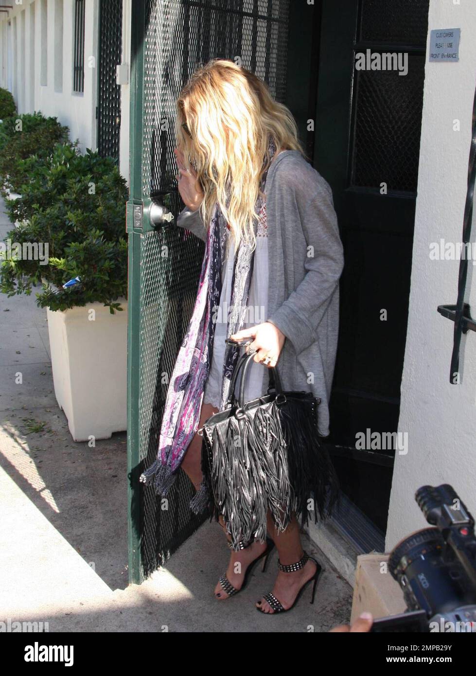 Ashley Olsen shops at the boutique store Tracey Ross wearing lots of ...