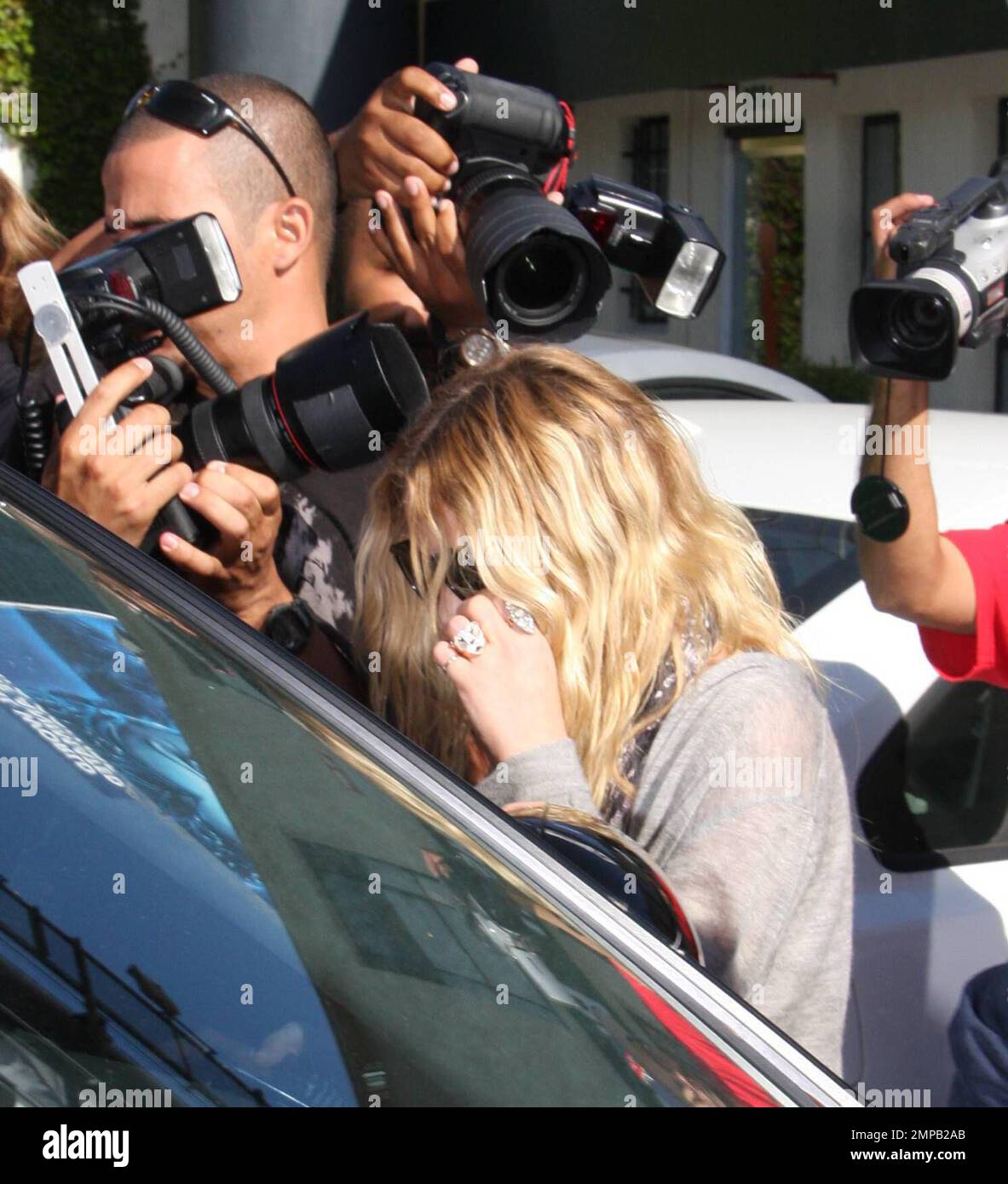 Ashley Olsen shops at the boutique store Tracey Ross wearing lots of ...