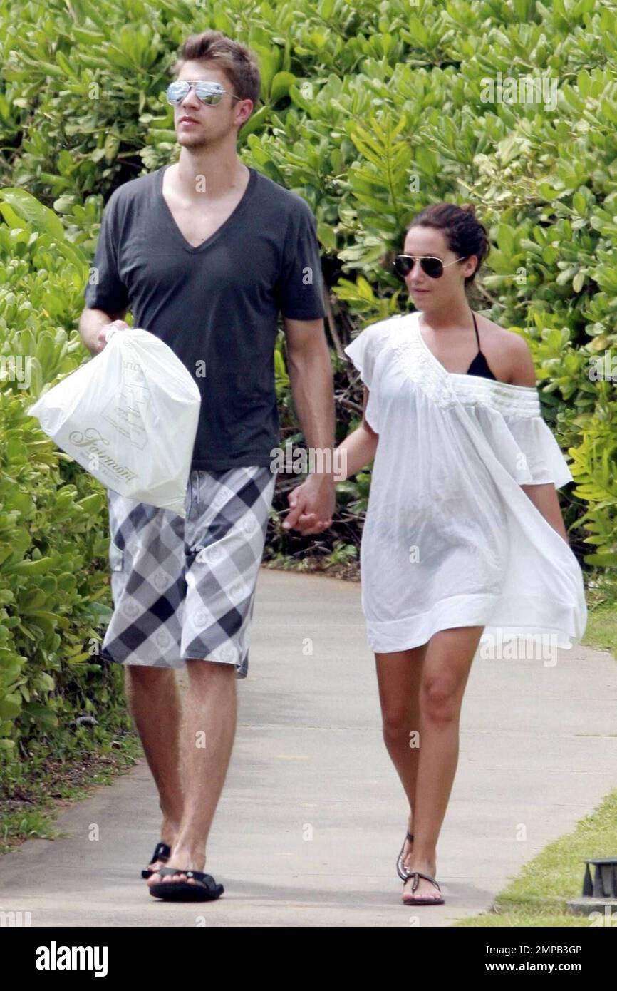 Ashley Tisdale holds hands with her super tall boyfriend Scott Speer as ...