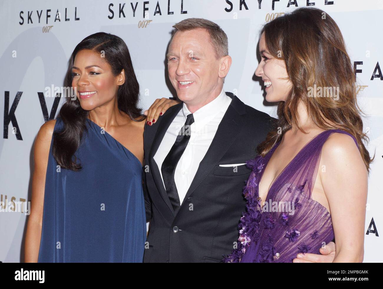 Daniel craig white suit hi-res stock photography and images - Alamy