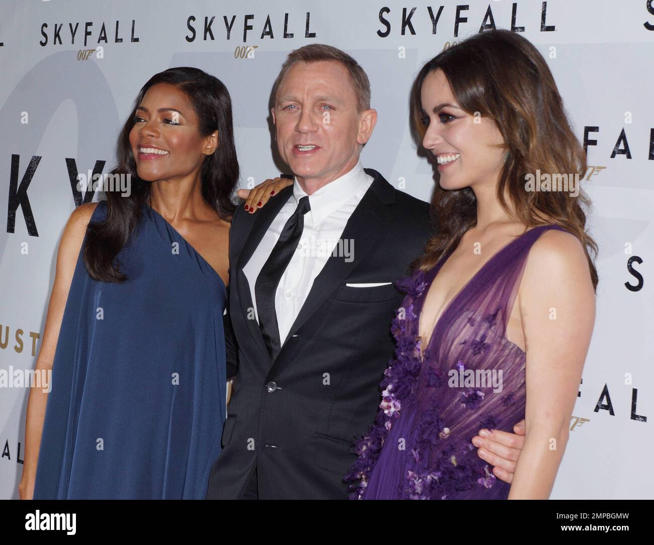 Daniel craig white suit hi-res stock photography and images - Alamy
