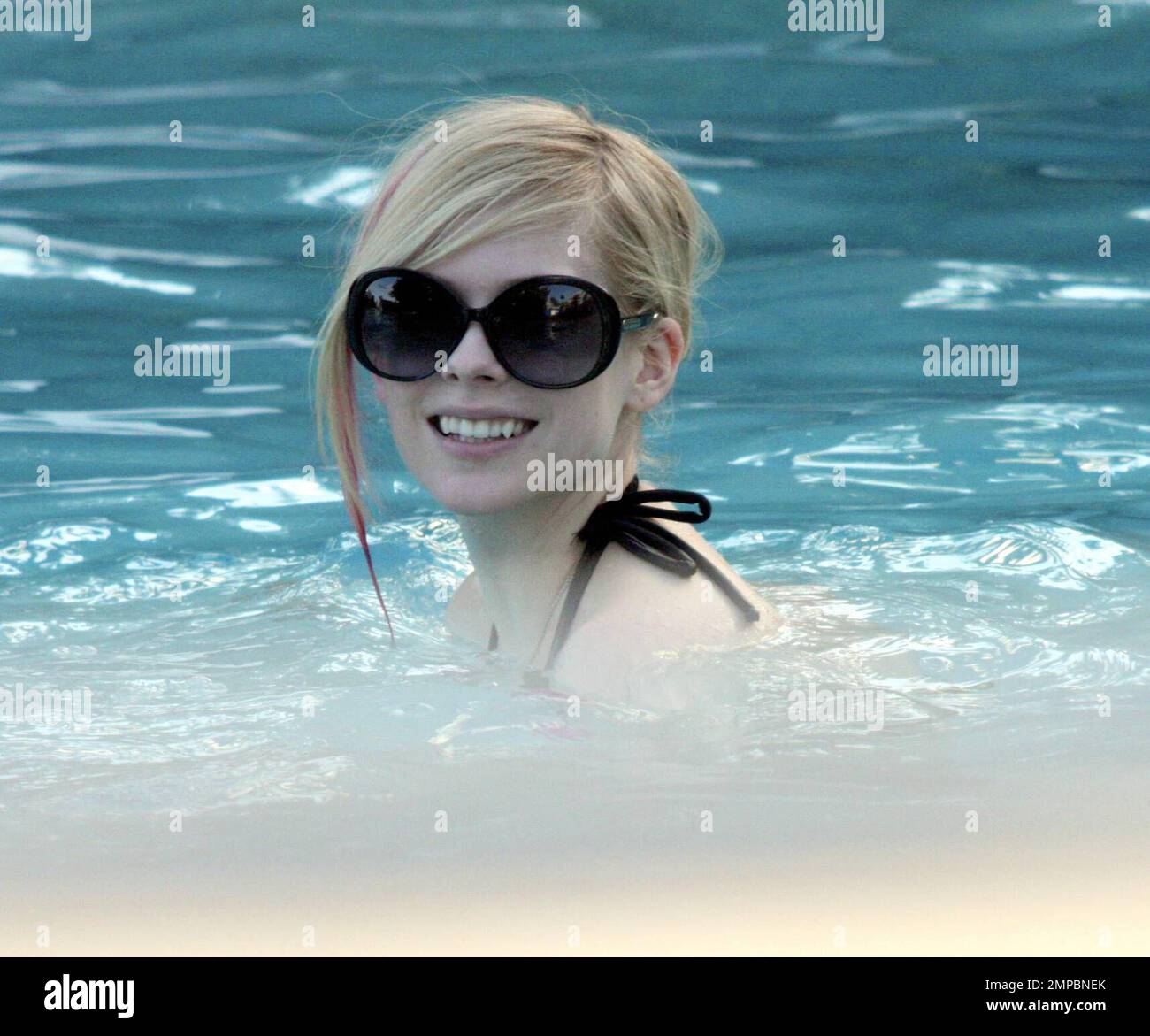 Avril Lavigne and hubby Deryck Whibley get the party started while on ...