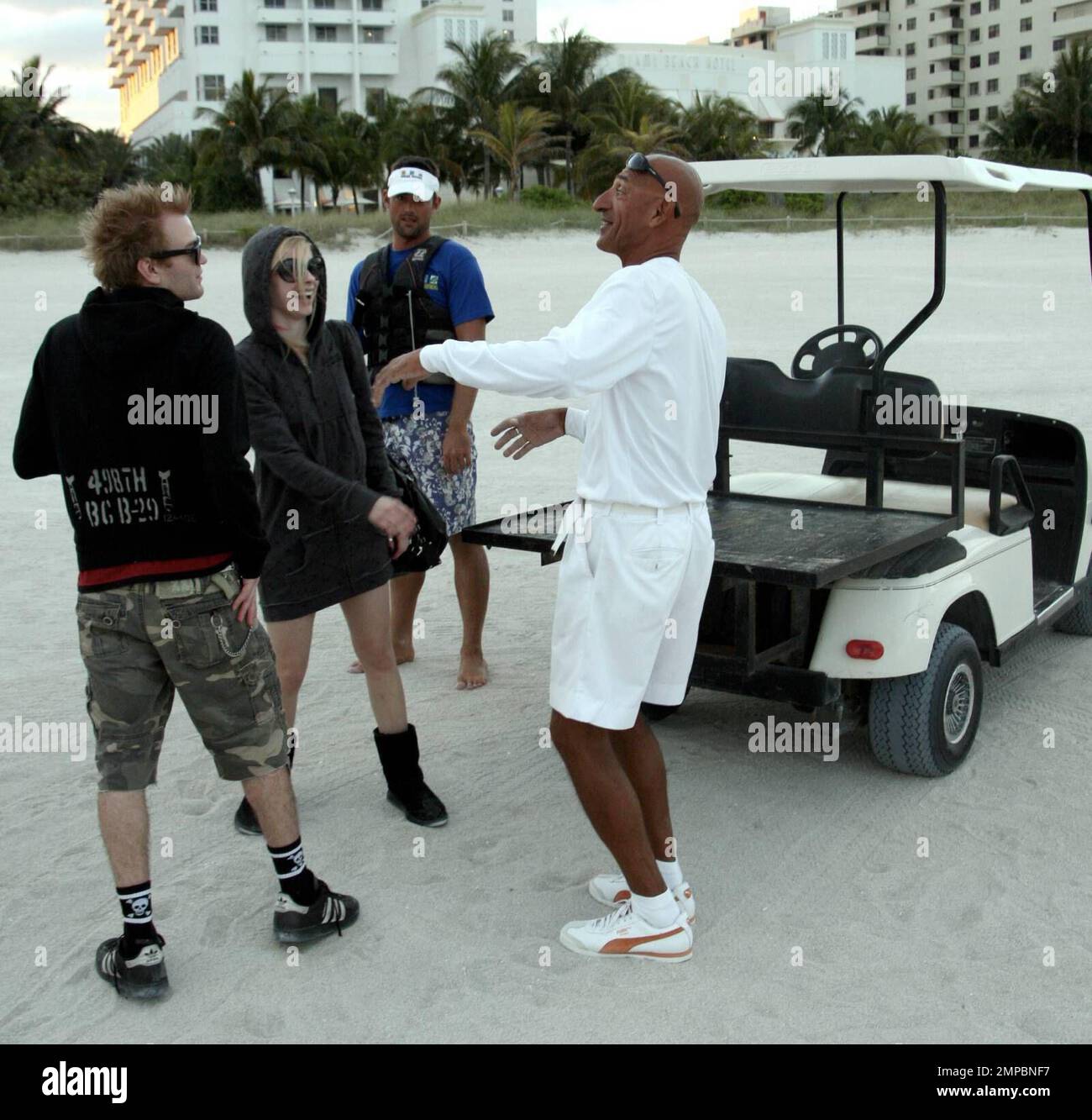 Avril Lavigne and hubby Deryck Whibley get the party started while on ...