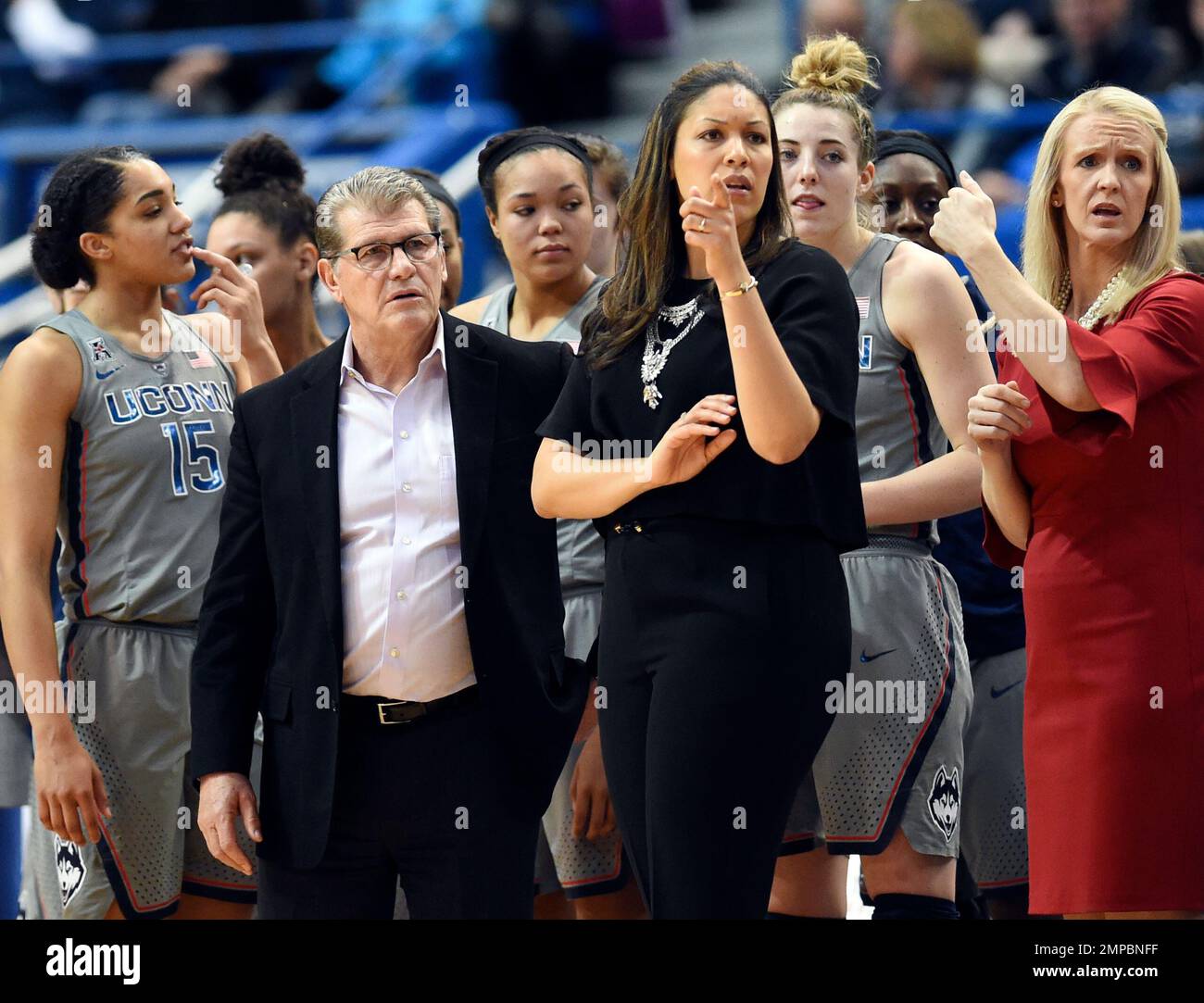 Connecticut head coach Geno Auriemma confers with his assistant coaches ...