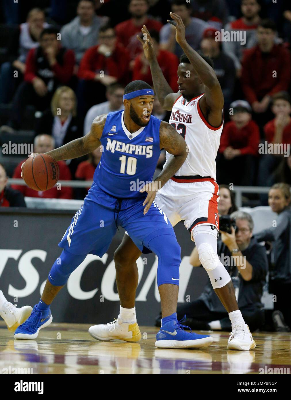 Memphis forward Mike Parks Jr. (10) is pressured by Cincinnati center ...