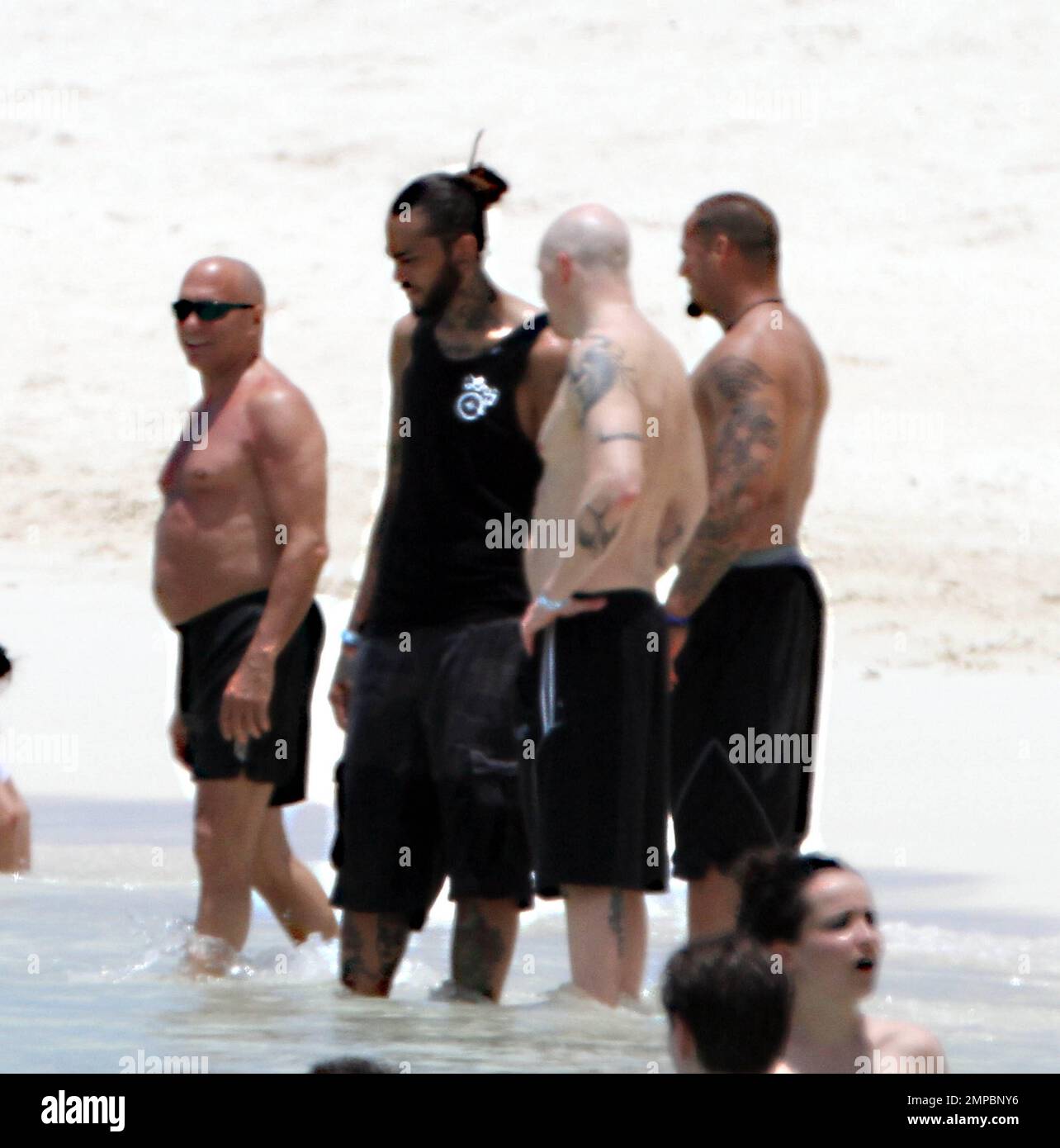 EXCLUSIVE!! Avril Lavigne shows off her fit figure in a black and white ...