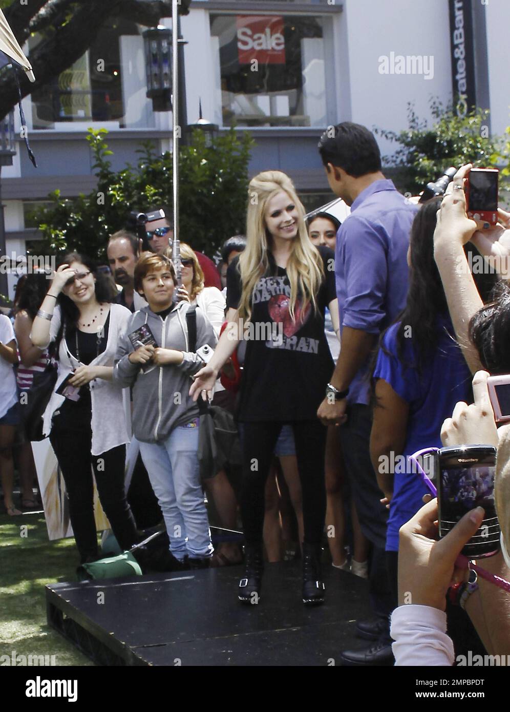 Avril Lavigne shows off her new charity t-shirt for Japan as she is ...