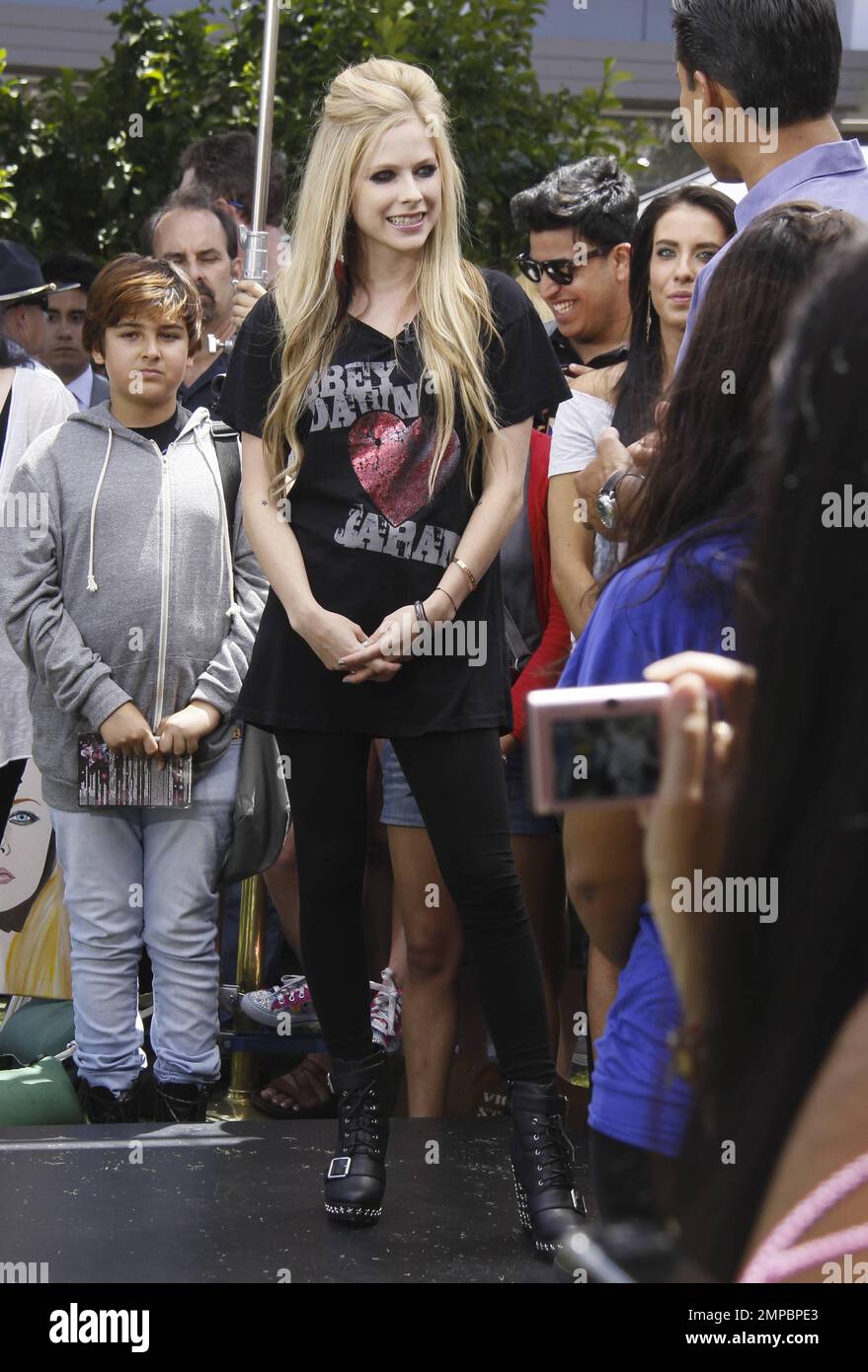 Avril Lavigne shows off her new charity t-shirt for Japan as she is ...
