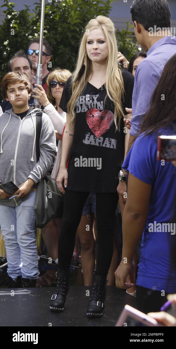 Avril Lavigne shows off her new charity t-shirt for Japan as she is ...