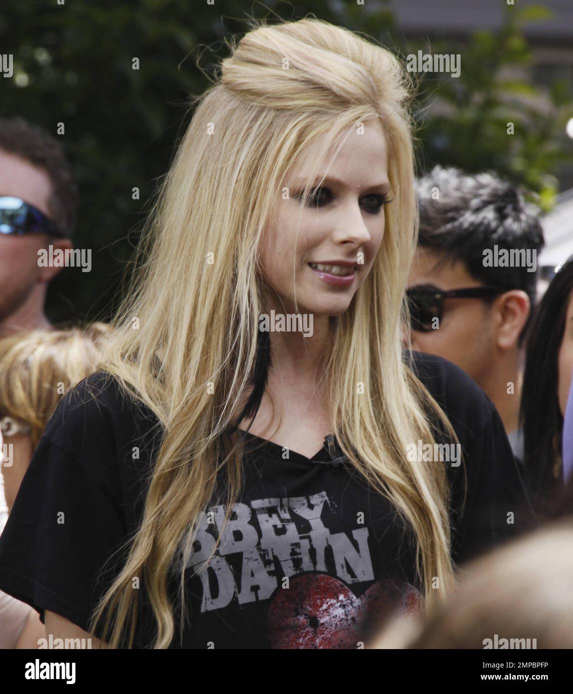 Avril Lavigne shows off her new charity t-shirt for Japan as she is ...