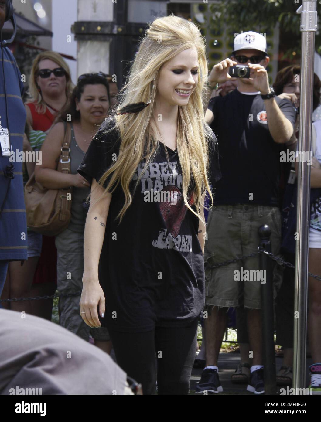 Avril Lavigne shows off her new charity t-shirt for Japan as she is ...