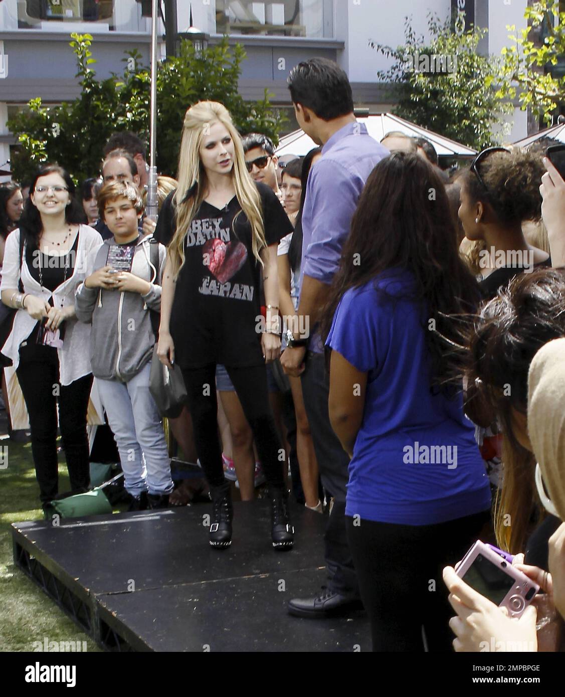 Avril Lavigne shows off her new charity t-shirt for Japan as she is ...