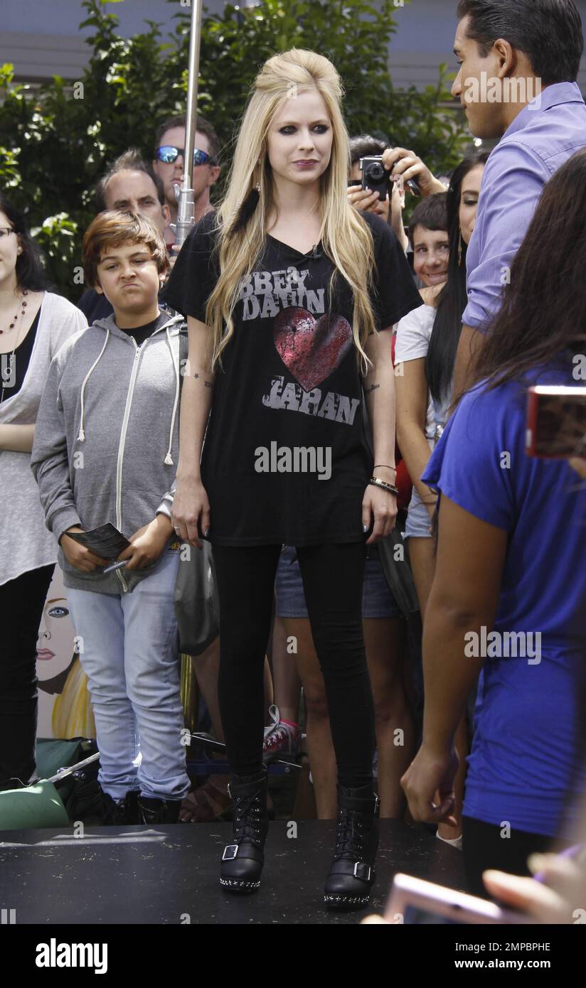 Avril Lavigne shows off her new charity t-shirt for Japan as she is ...