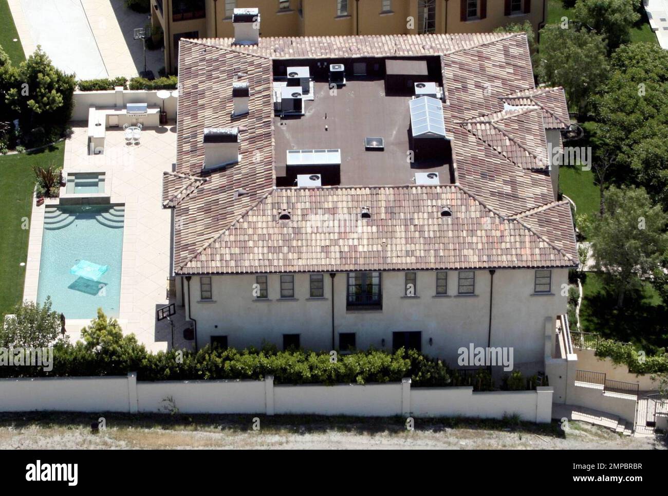 Exclusive!! This is the home that newly weds Canadian Punk Pop Princess ...