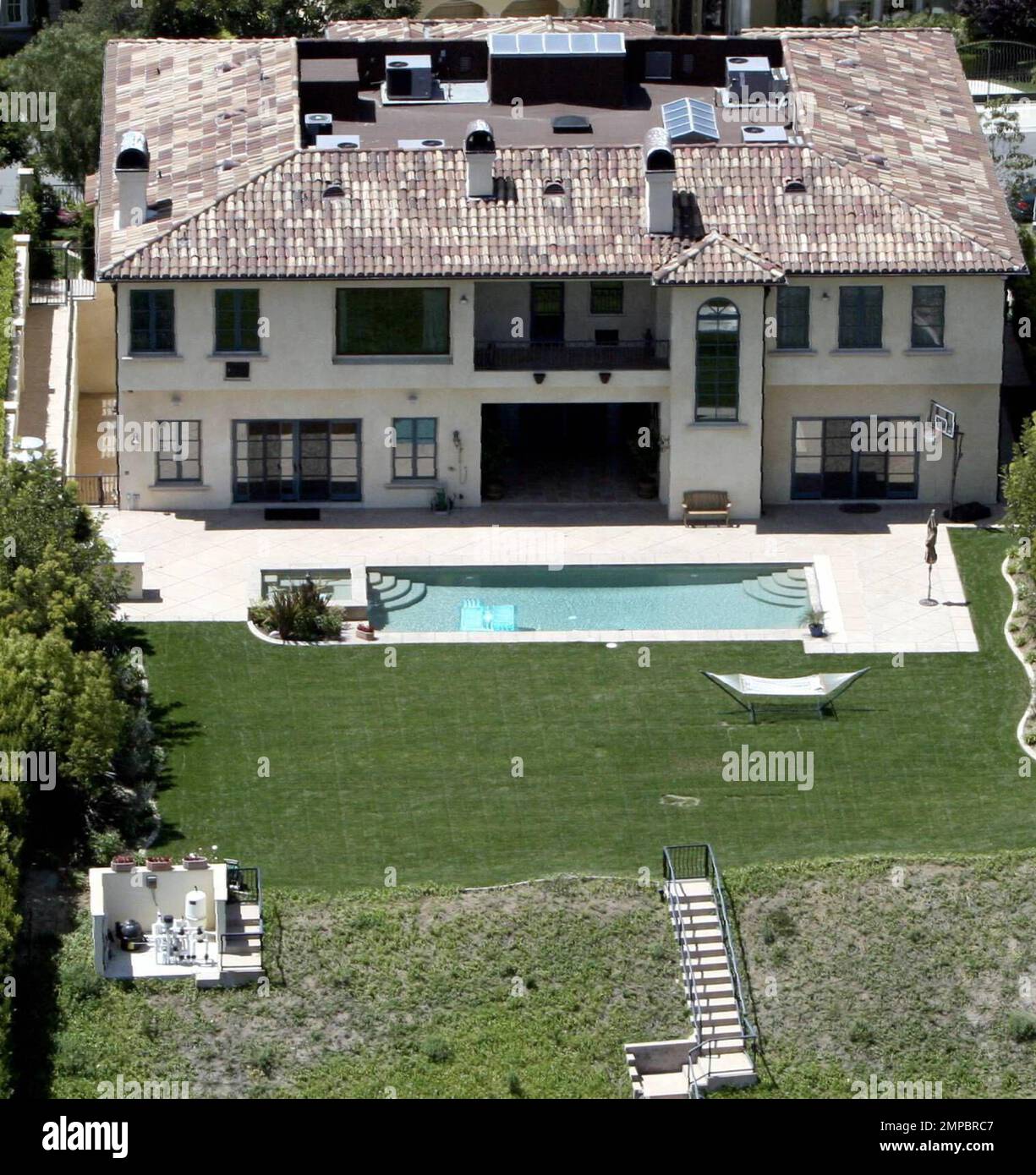 Exclusive!! This is the home that newly weds Canadian Punk Pop Princess ...