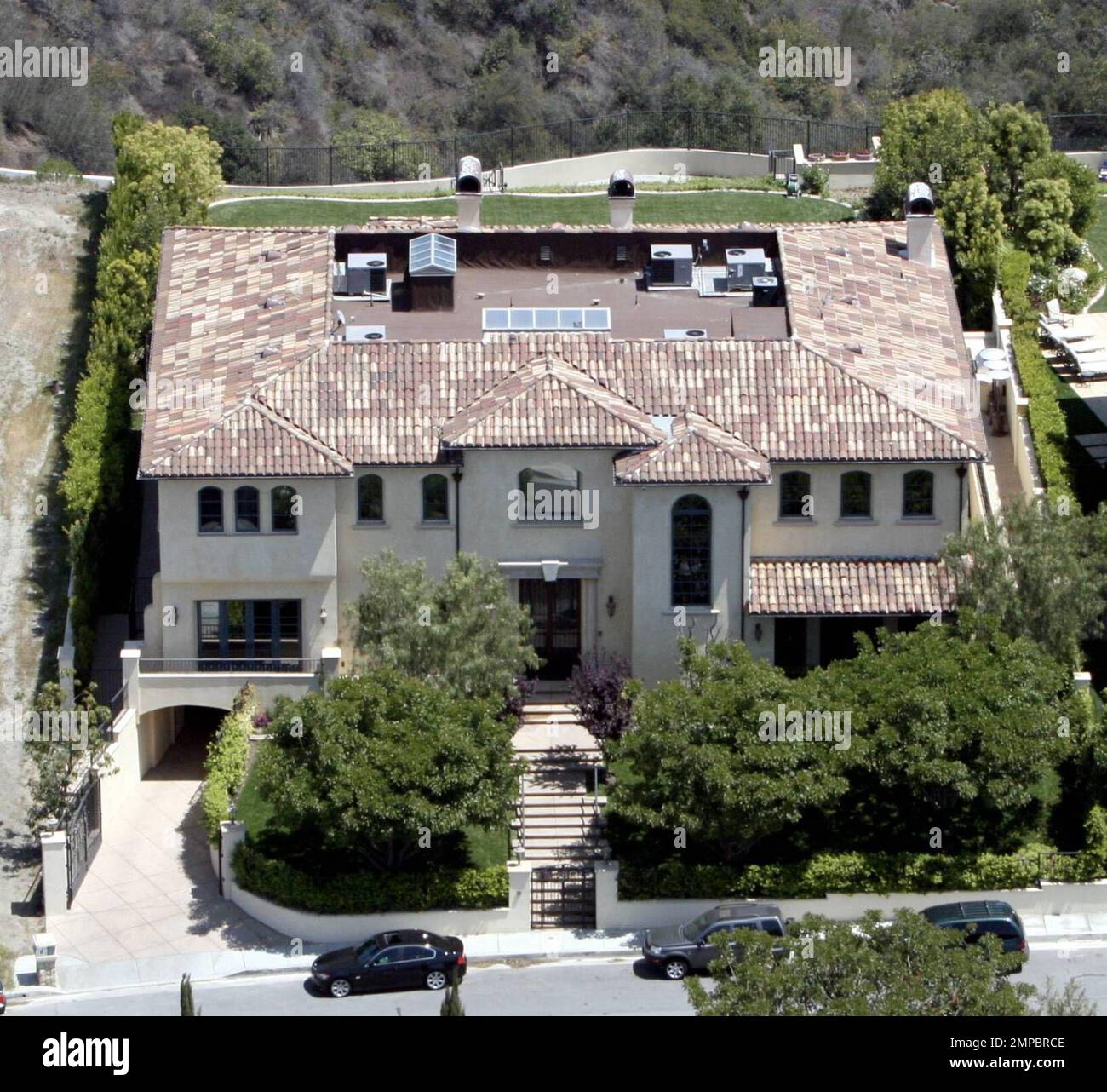 Exclusive!! This is the home that newly weds Canadian Punk Pop Princess ...