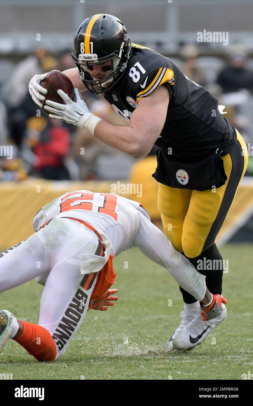 Pittsburgh Steelers tight end Jesse James (81) plays in an NFL football ...