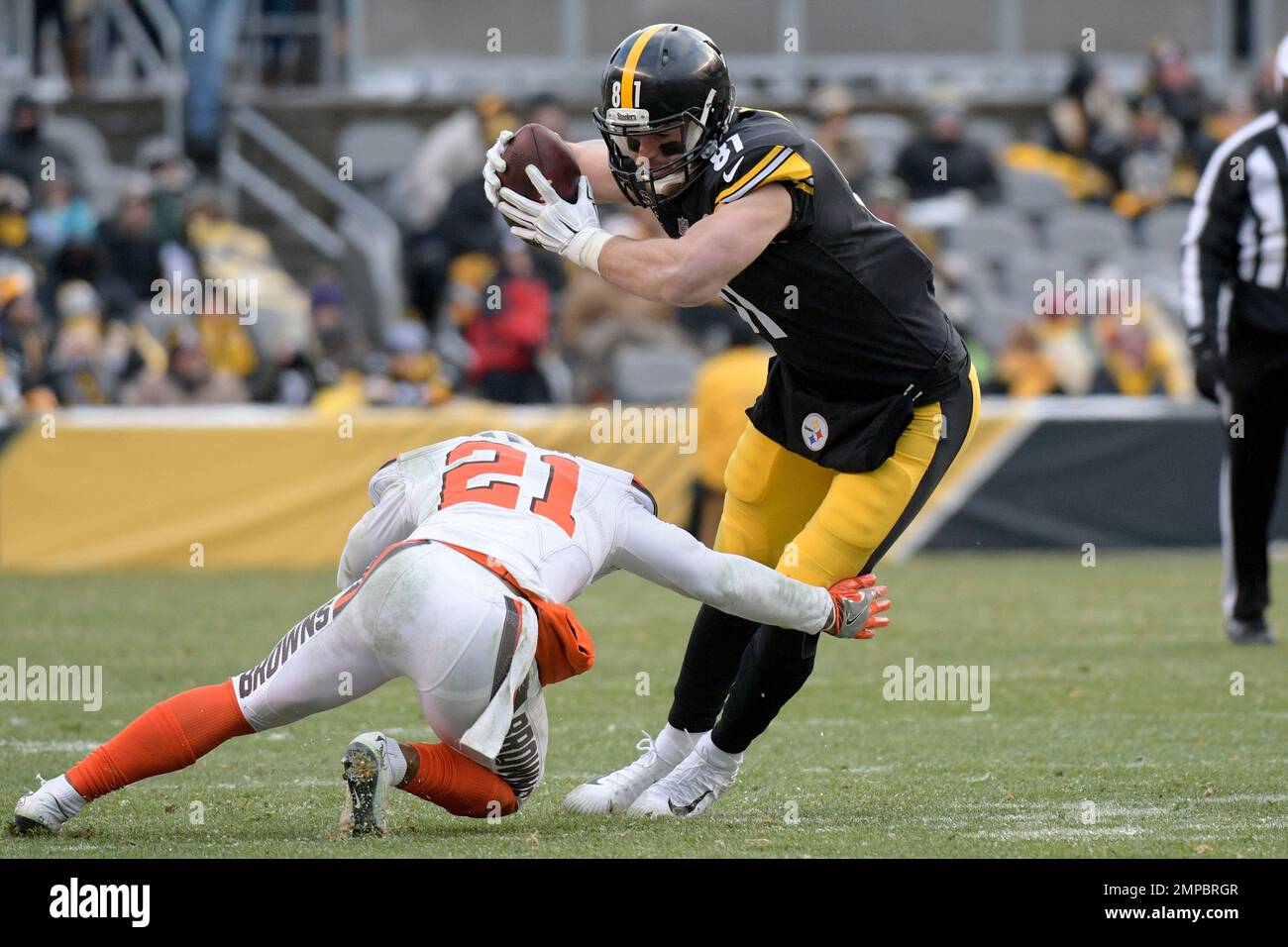 Pittsburgh Steelers tight end Jesse James (81) plays in an NFL football ...
