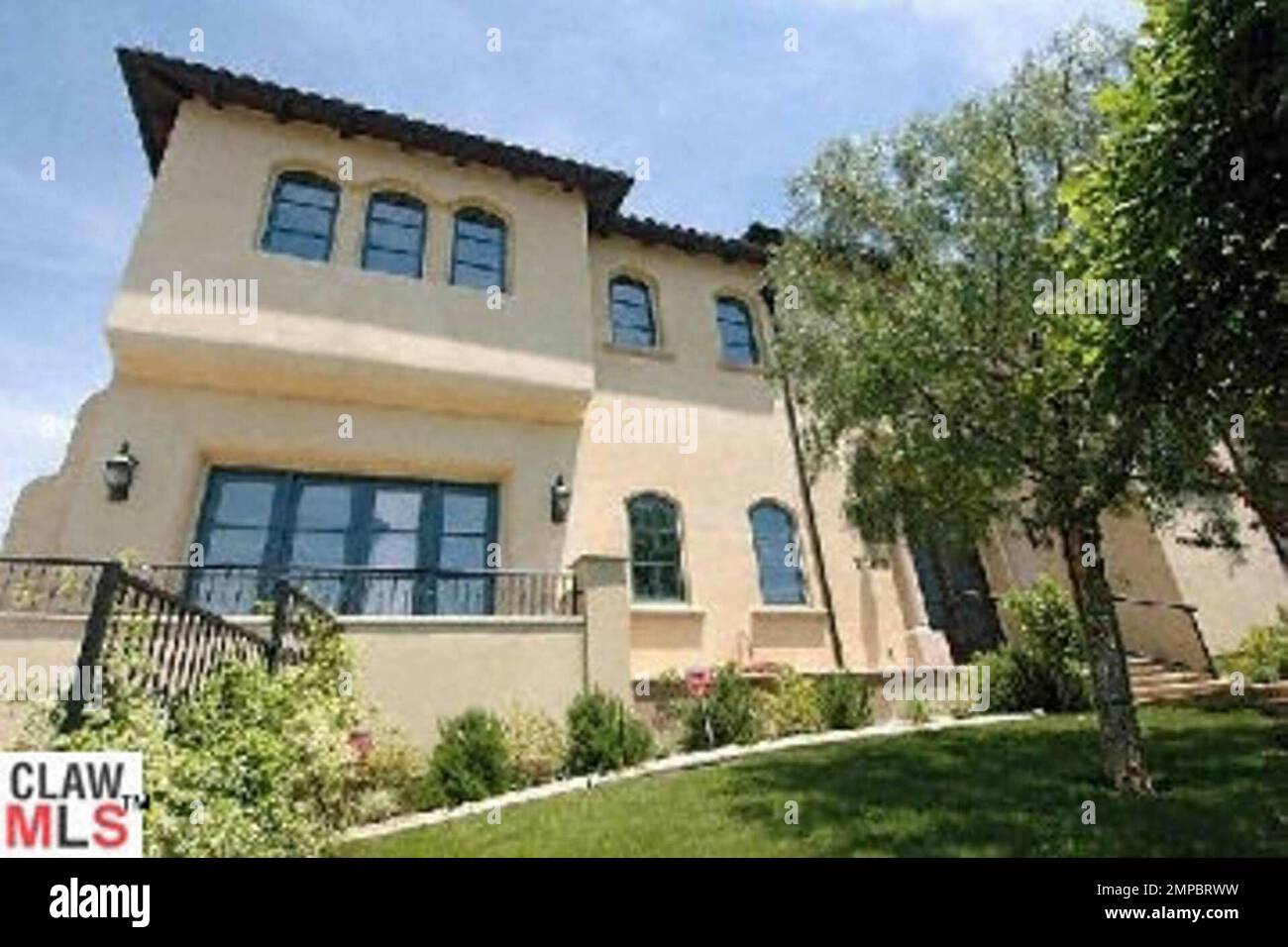 Exclusive!! This is the home that newly weds Canadian Punk Pop Princess ...