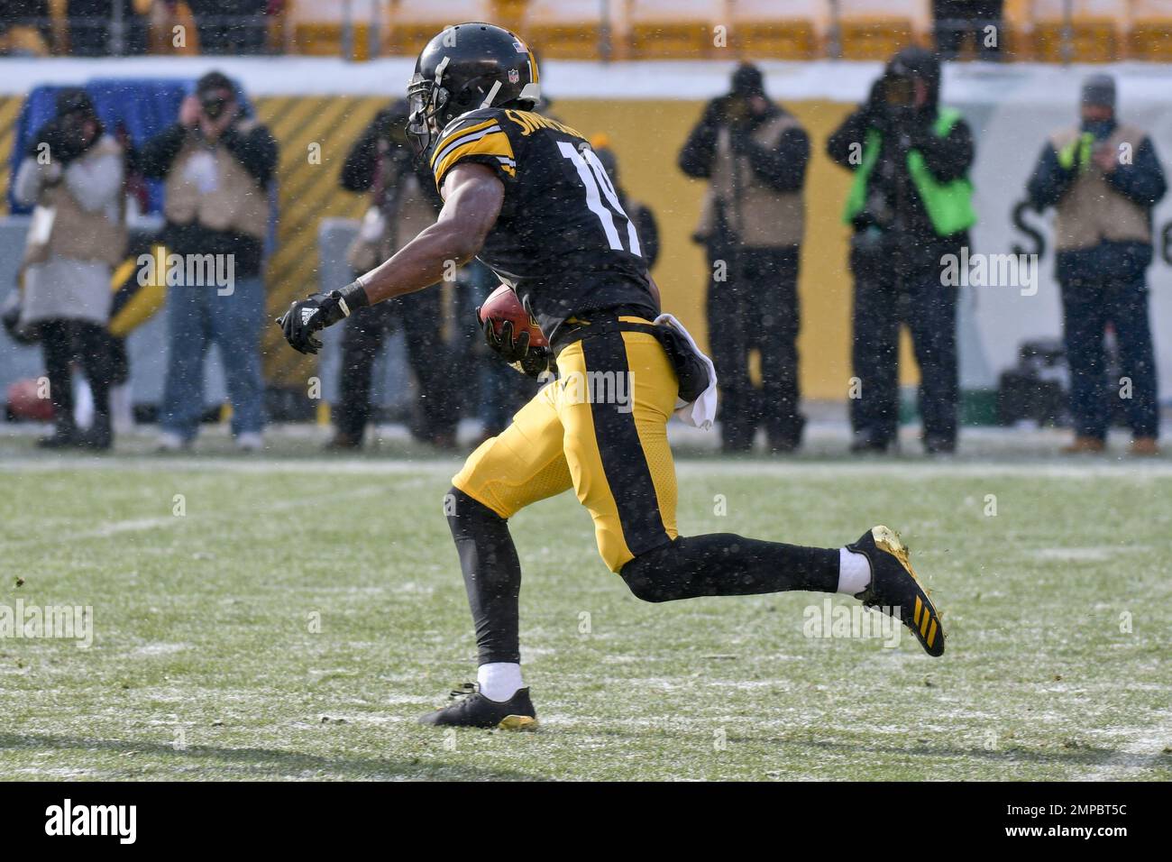 Pittsburgh Steelers' JuJu Smith-Schuster (19) returns a kickoff during ...