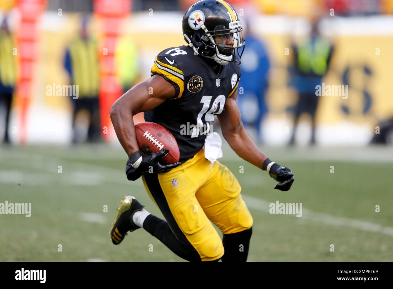 Pittsburgh Steelers' JuJu Smith-Schuster (19) returns a kickoff during ...